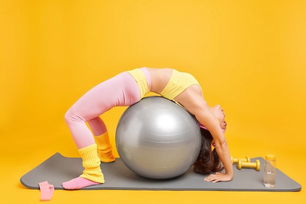 Kobieta Pochyla Się Nad Fitness Piłka ćwiczy Sportową Sylwetkę Na ... Kobieta Pochyla Się Nad Fitness Piłka ćwiczy Sportową Sylwetkę Na ...