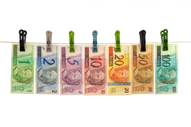 Billetes de banco reales brasileños en un tendedero - lavado de dinero ... Billetes de banco reales brasileños en un tendedero - lavado de dinero ...