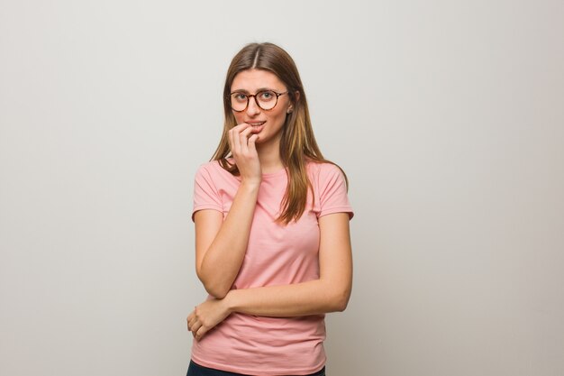 Joven Mujer Moderna Mordiéndose Las Uñas Nerviosa Y Muy Ansiosa Foto
