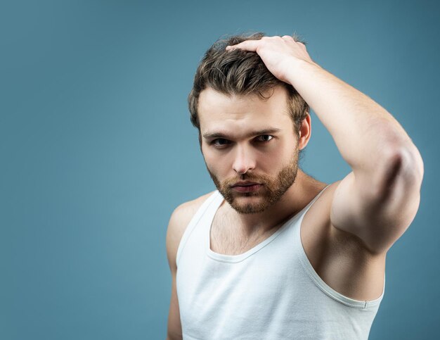 Hombre Sexy Estilo Y Tendencia Concepto De Belleza Masculina Corte De Pelo Con Estilo