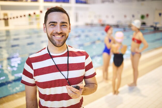 Instructor De Natación En La Piscina Foto Premium
