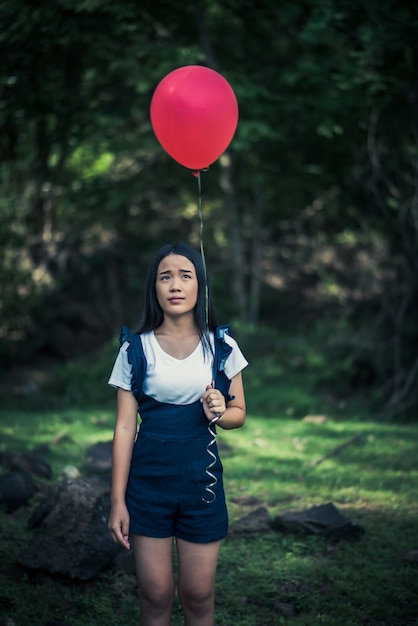 Mano de niña sosteniendo globos de colores | Foto Gratis Mano de niña sosteniendo globos de colores | Foto Gratis