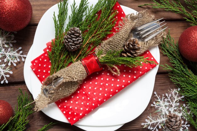 Mesa navideña con plato, cubiertos y decoraciones. | Foto Premium Mesa navideña con plato, cubiertos y decoraciones. | Foto Premium