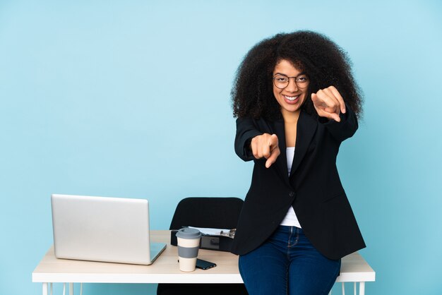 La mujer de negocios afroamericana que trabaja en su lugar de trabajo ... La mujer de negocios afroamericana que trabaja en su lugar de trabajo ...