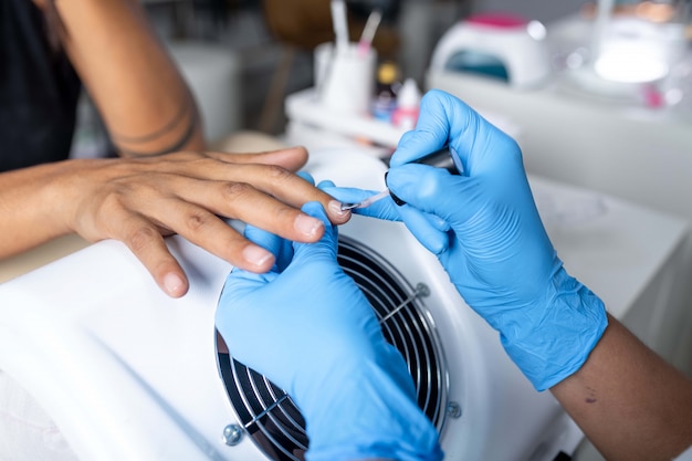 Nail Master Aplica Esmalte De Uñas El Servicio De Manicura Foto Premium