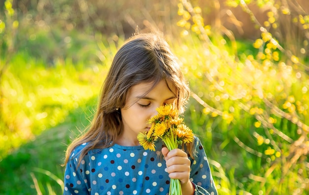 Niña niño huele flores de diente de león | Foto Premium Niña niño huele flores de diente de león | Foto Premium