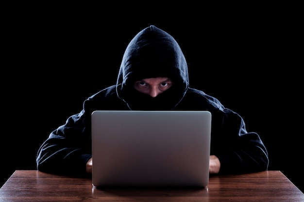 Pirata Informático Encapuchado Robando Información Con Una Computadora