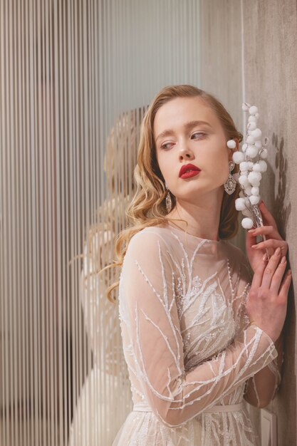 Retrato de una dama elegante con flor en la mano | Foto Premium Retrato de una dama elegante con flor en la mano | Foto Premium