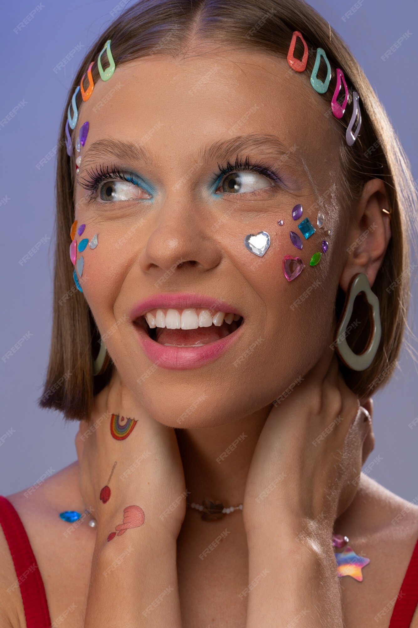 Retrato divertido con decoraciones en la cara | Foto Gratis Retrato divertido con decoraciones en la cara | Foto Gratis