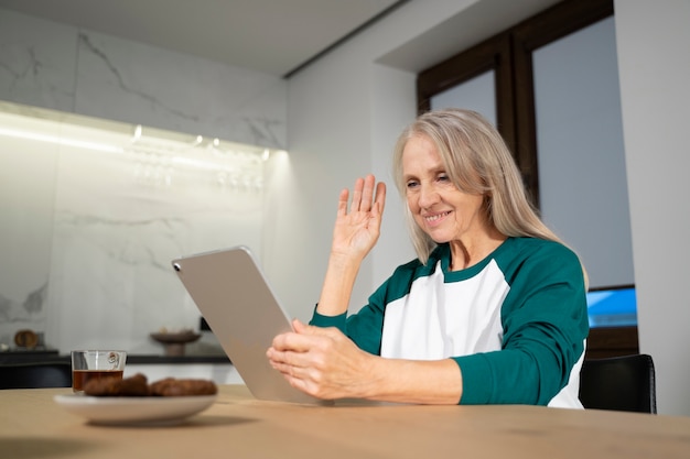 Persona anziana che utilizza un dispositivo digitale | Foto Gratis Persona anziana che utilizza un dispositivo digitale | Foto Gratis