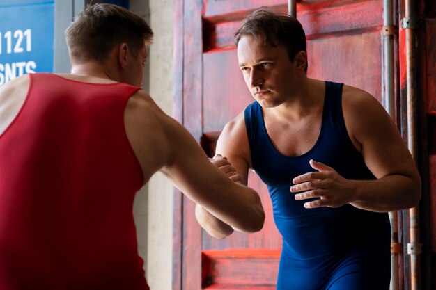 Uomini che dimostrano mosse di combattimento di wrestling | Foto Gratis Uomini che dimostrano mosse di combattimento di wrestling | Foto Gratis