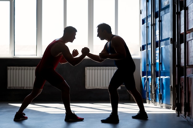 Uomini che dimostrano mosse di combattimento di wrestling | Foto Gratis Uomini che dimostrano mosse di combattimento di wrestling | Foto Gratis