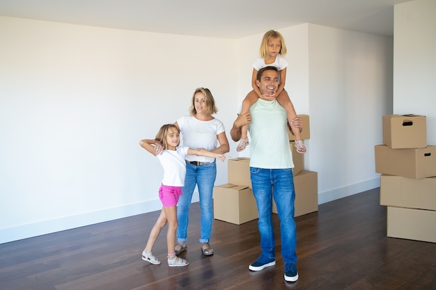 Vida nova. família adulta mudou-se para uma nova casa ou apartamento ... Vida nova. família adulta mudou-se para uma nova casa ou apartamento ...