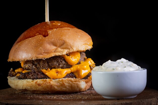 Hambúrguer De Carne Artesanal Com Cheddar Bacon Alface E Molho Em