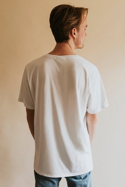 Homem de camiseta branca jeans | Foto Grátis Homem de camiseta branca jeans | Foto Grátis