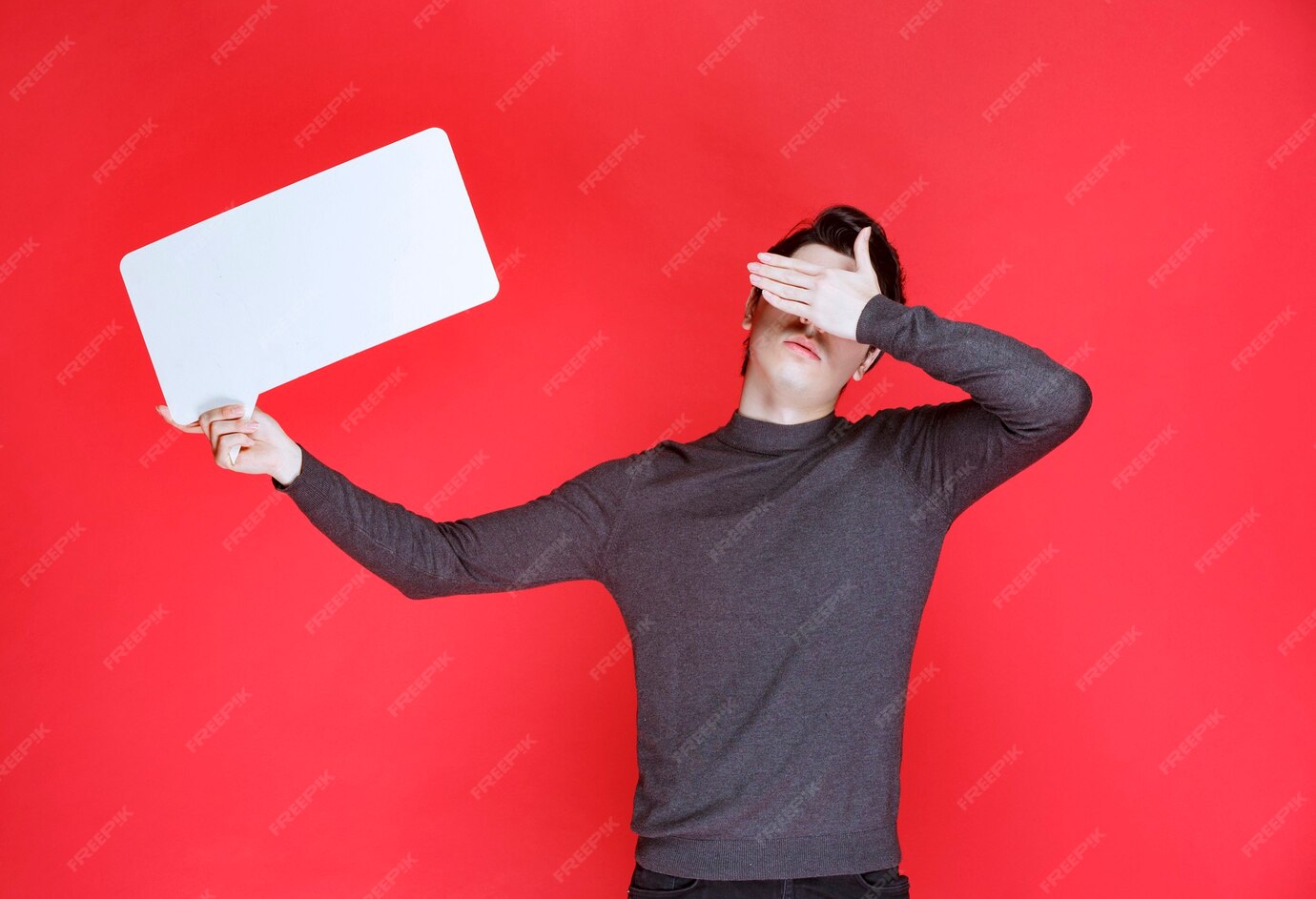 Homem segurando uma ideia retangular e fazendo um brainstorming | Foto ... Homem segurando uma ideia retangular e fazendo um brainstorming | Foto ...