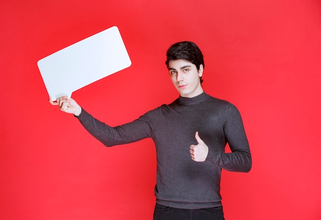 Homem segurando uma ideia retangular e mostrando um sinal positivo ... Homem segurando uma ideia retangular e mostrando um sinal positivo ...