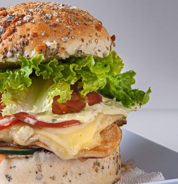 Sanduíche De Frango Com Queijo Derretido Maionese Alface Tomate E