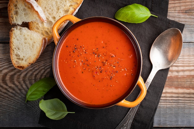 Sopa De Tomate Caseiro Com Manjericão Foto Premium