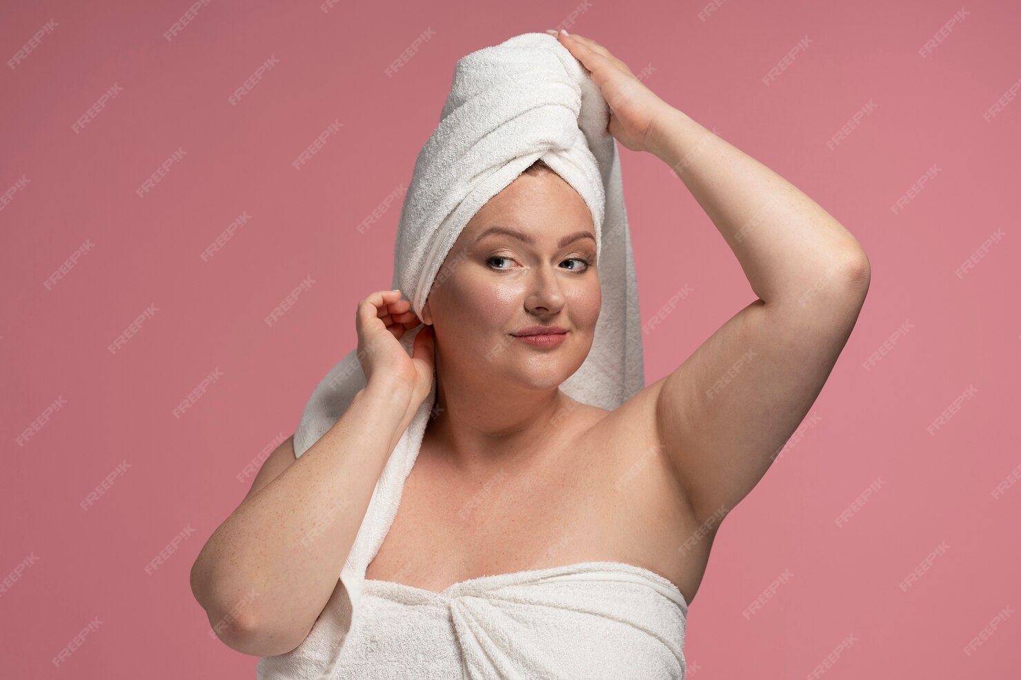 Vista Frontal Plus Size Modelo Posando No Estúdio Foto Grátis