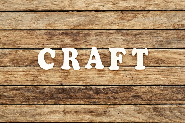 Das wort craft geschrieben auf holzbuchstaben text auf holztisch für ... Das wort craft geschrieben auf holzbuchstaben text auf holztisch für ...