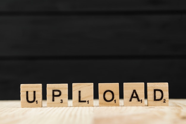 Das Wort Upload mit Holzbuchstaben geschrieben | Kostenlose Foto Das Wort Upload mit Holzbuchstaben geschrieben | Kostenlose Foto