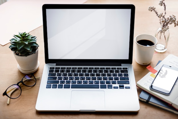 Laptop-Gerät-Notizbuch-Leerzeichen-Konzept | Kostenlose Foto Laptop-Gerät-Notizbuch-Leerzeichen-Konzept | Kostenlose Foto