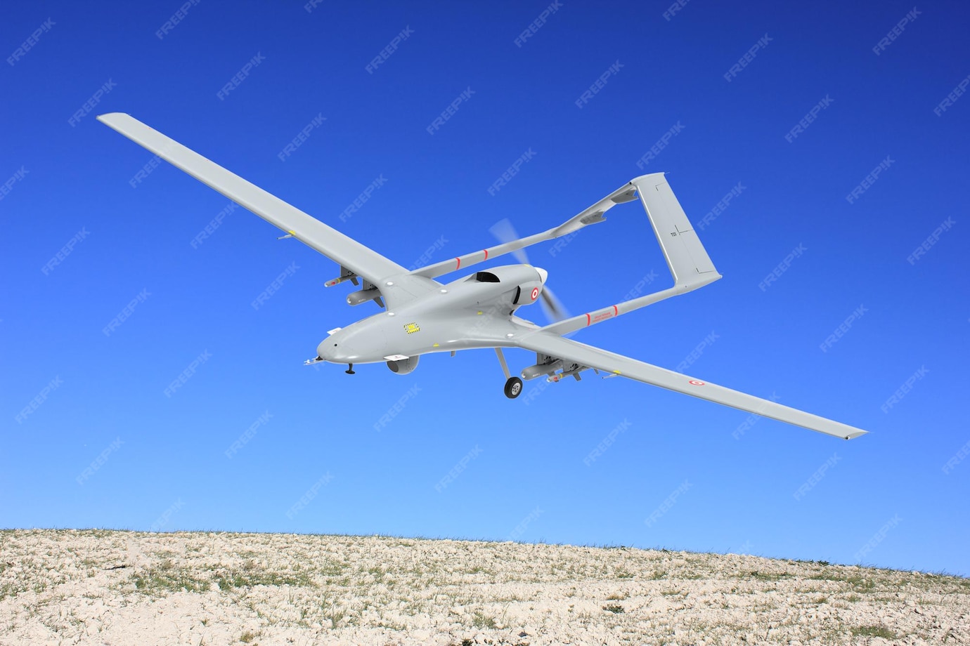 Bayraktar tb2 vehículo aéreo no tripulado deslizándose por el cielo ... Bayraktar tb2 vehículo aéreo no tripulado deslizándose por el cielo ...