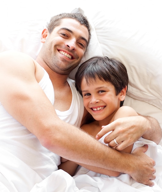 Brilhante Pai E Filho Sorrindo Na Câmera Foto Premium