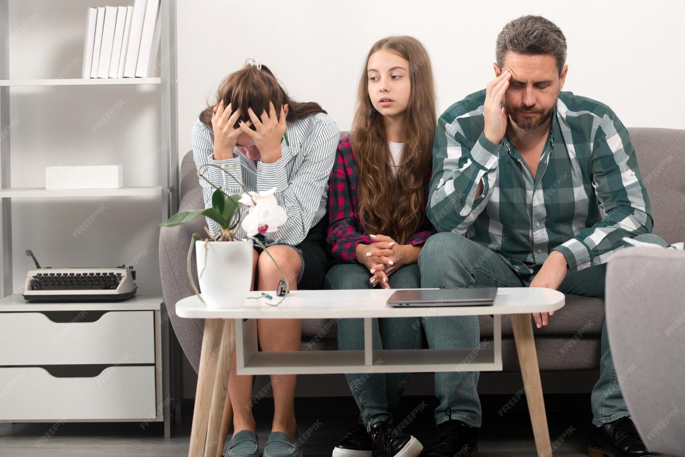 Casal problemático com adolescente infeliz discutindo problemas na ... Casal problemático com adolescente infeliz discutindo problemas na ...