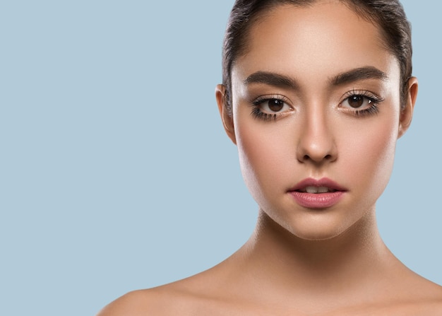 Conceito De Penteado De Cabelo Morena Mulher Bonita Sardas Feche O