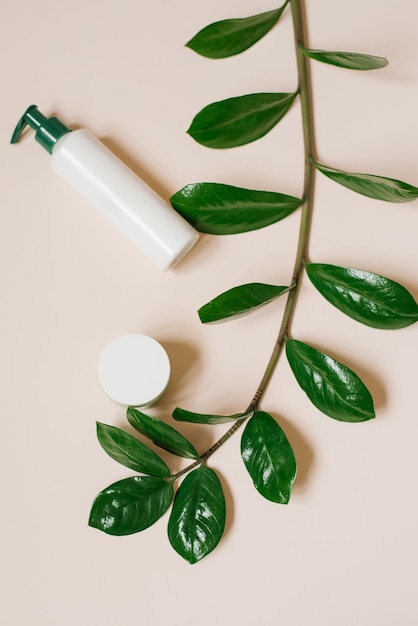 Cosméticos Caseros Naturales En Botellas Y Latas De Plástico