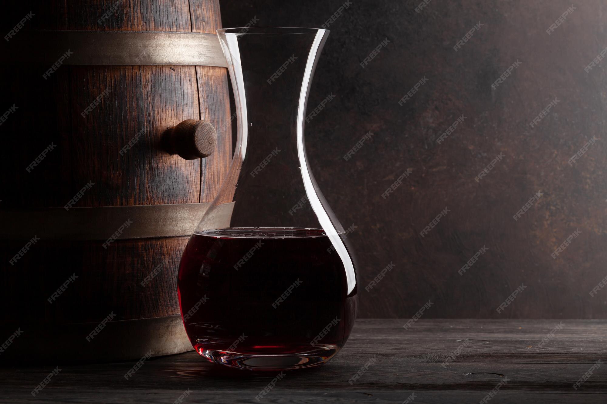 Decantador con vino tinto y barril de madera antiguo | Foto Premium Decantador con vino tinto y barril de madera antiguo | Foto Premium