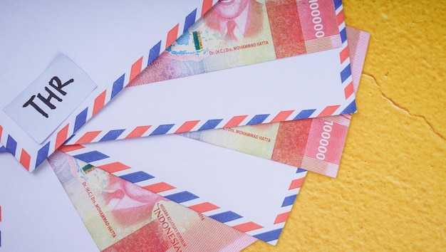 Dinheiro indonésio idr em envelope com thr 2020 text thr é subsídio de ... Dinheiro indonésio idr em envelope com thr 2020 text thr é subsídio de ...