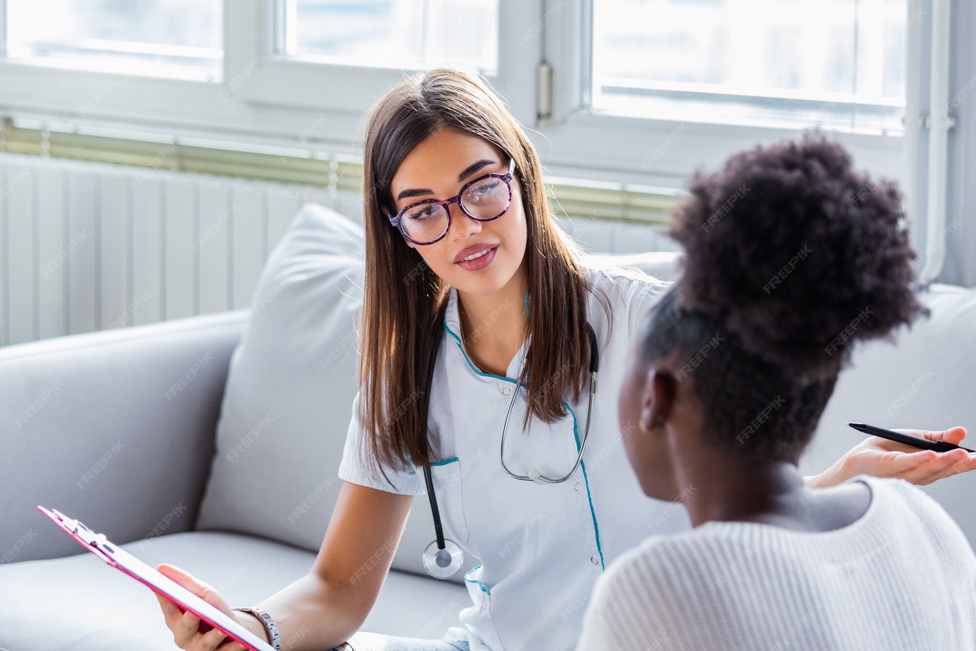 Doctor teniendo una discusión con un paciente | Foto Premium Doctor teniendo una discusión con un paciente | Foto Premium