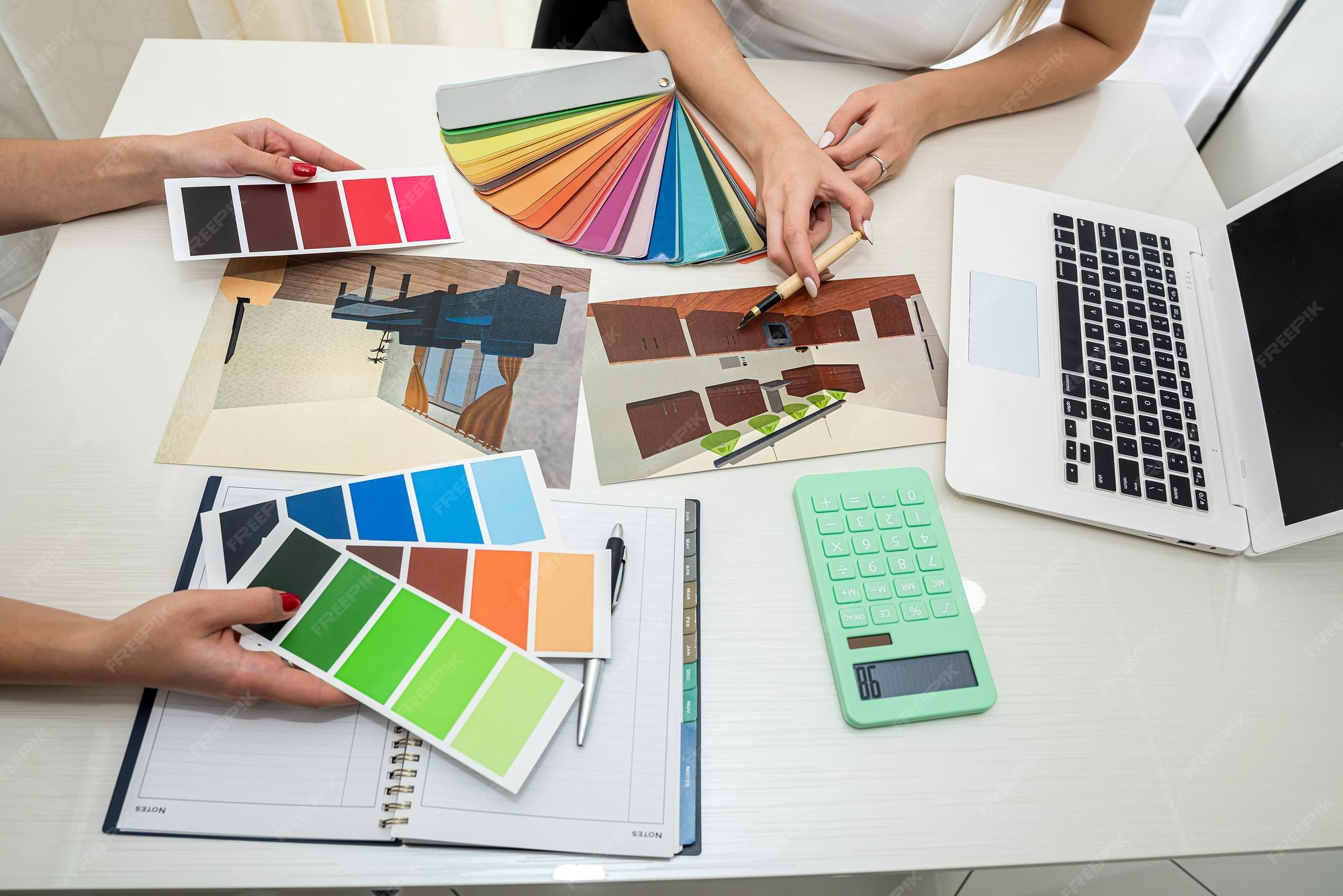 Dos personas trabajando dibujando en un plano y discutiendo el color de ... Dos personas trabajando dibujando en un plano y discutiendo el color de ...
