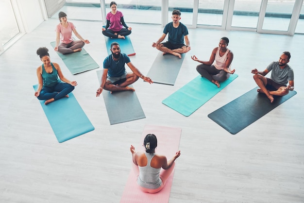 Ejercicio De Clase De Yoga Y Meditación Con Personas Para La Salud