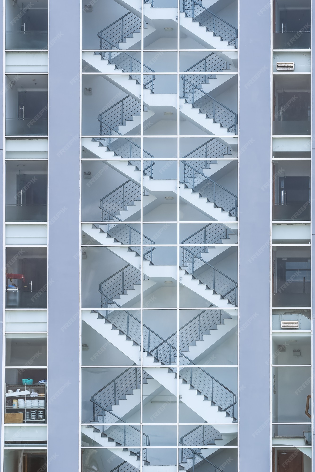 Escalera de salida de emergencia en el interior del edificio. Vista ... Escalera de salida de emergencia en el interior del edificio. Vista ...