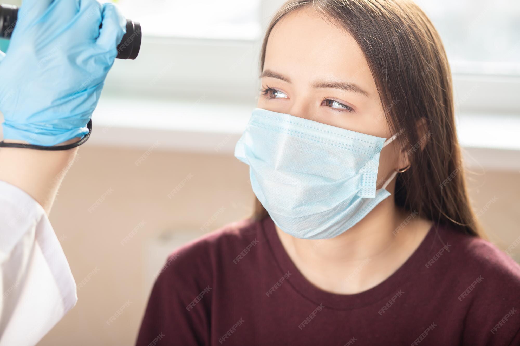 Examen médico ocular en adolescentes el médico enciende una linterna en ... Examen médico ocular en adolescentes el médico enciende una linterna en ...