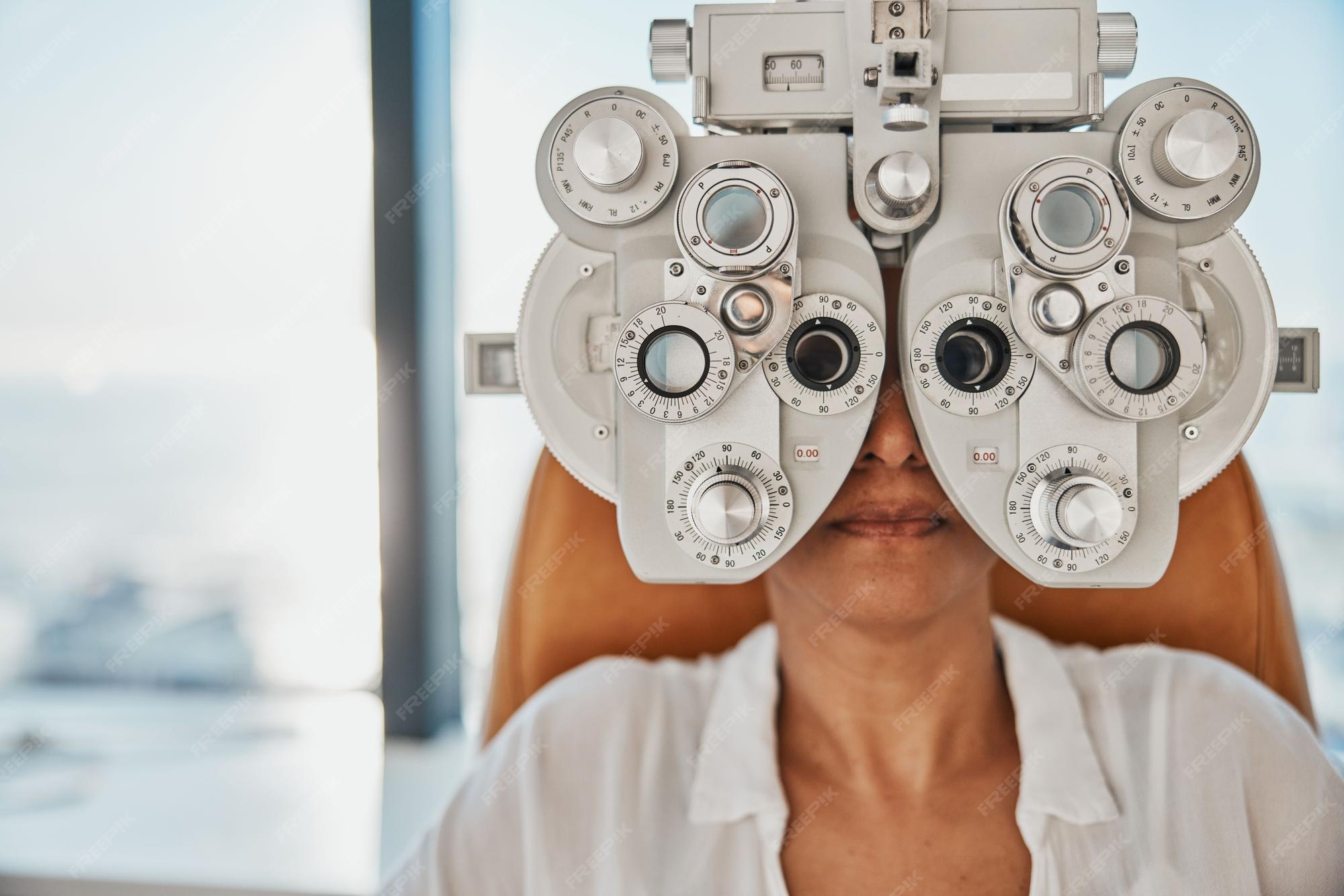 Examen ocular de la vista y mujer en prueba de optometría para la vista ... Examen ocular de la vista y mujer en prueba de optometría para la vista ...