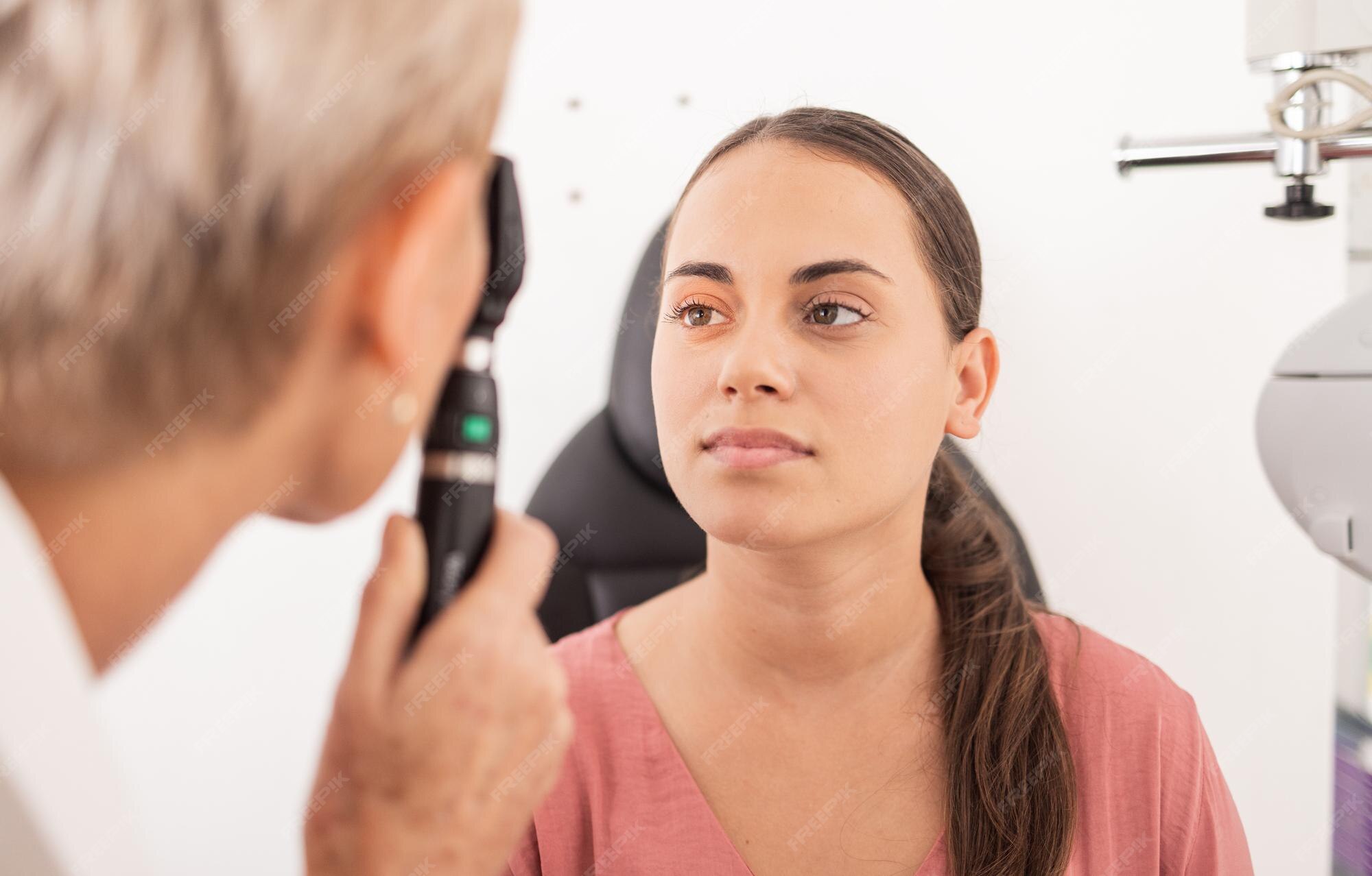 Examen ocular de la vista paciente o mujer con optometrista para la ... Examen ocular de la vista paciente o mujer con optometrista para la ...
