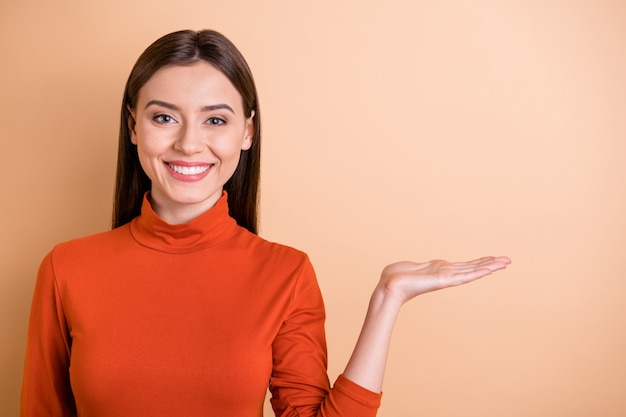 Feche o retrato de uma jovem bonita | Foto Premium Feche o retrato de uma jovem bonita | Foto Premium