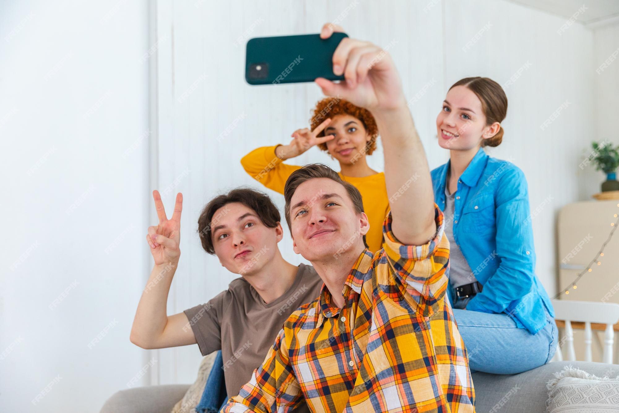 Feliz Estado De ánimo Funky Grupo Feliz De Amigos Hacen Selfie Hombre