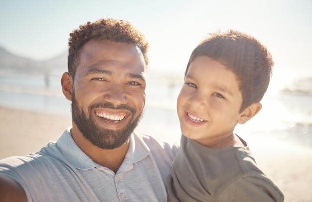 Feliz Retrato De Padre E Hijo Sonríen En Vacaciones Divertidas En La Playa Y Descansan Juntos En