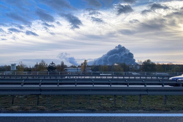 Fumaça espessa no céu devido a um incêndio no trabalho visão distante ... Fumaça espessa no céu devido a um incêndio no trabalho visão distante ...