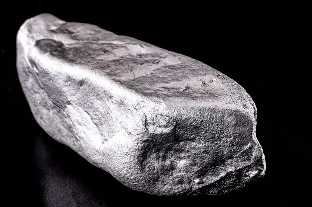 Gran piedra de plata rara pepita de plata en fondo negro piedra ... Gran piedra de plata rara pepita de plata en fondo negro piedra ...