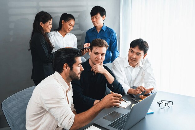 Grupo de funcionários de escritórios diversos trabalhando juntos ... Grupo de funcionários de escritórios diversos trabalhando juntos ...