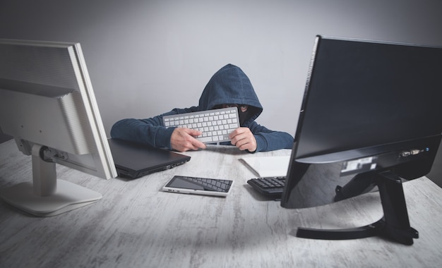 Hacker Robando Información De La Computadora De La Oficina Piratería