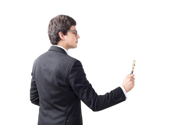 Hombre mirando a través de una lupa | Foto Premium Hombre mirando a través de una lupa | Foto Premium