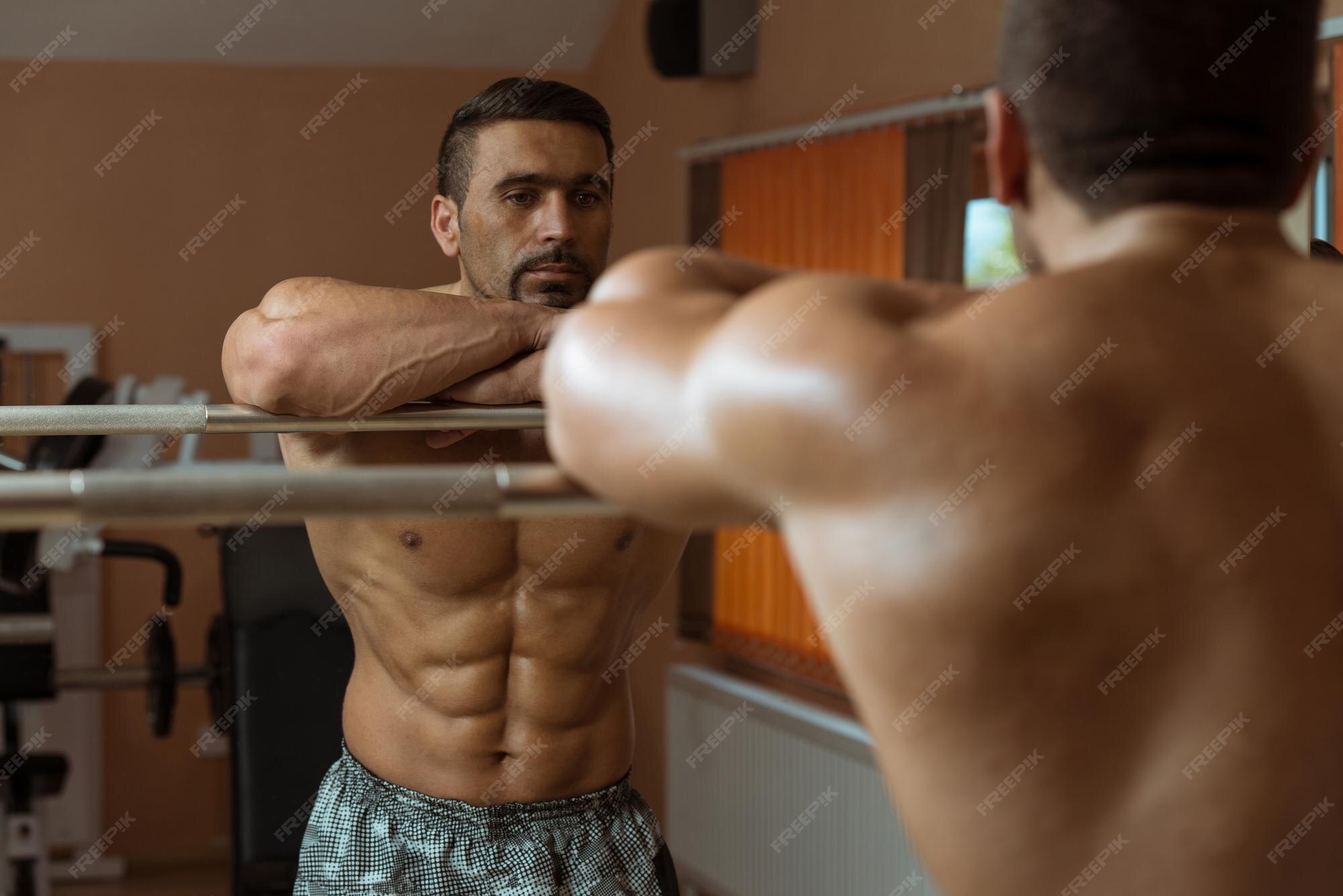 Hombre Musculoso Flexionando Los Músculos Abdominales Abs En Un Club De